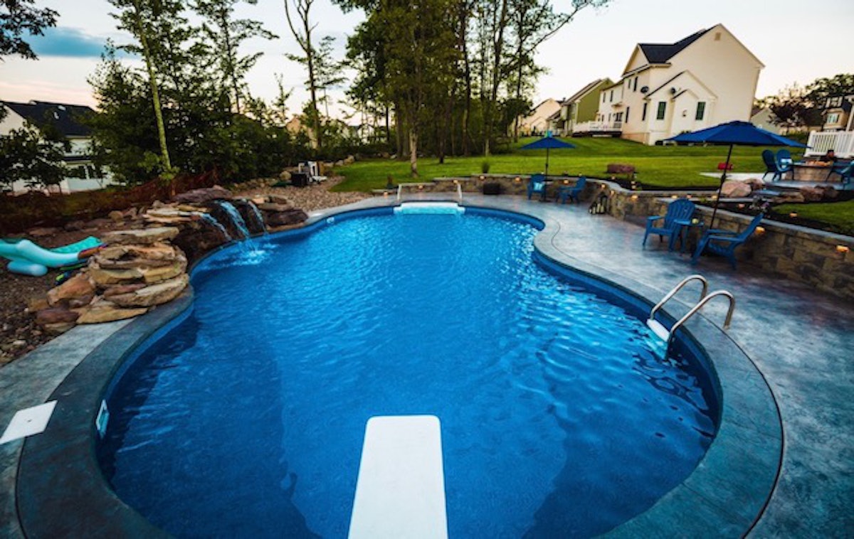 Z Poolform System Revolutionizes Concrete Coping Projects | AQUA Magazine