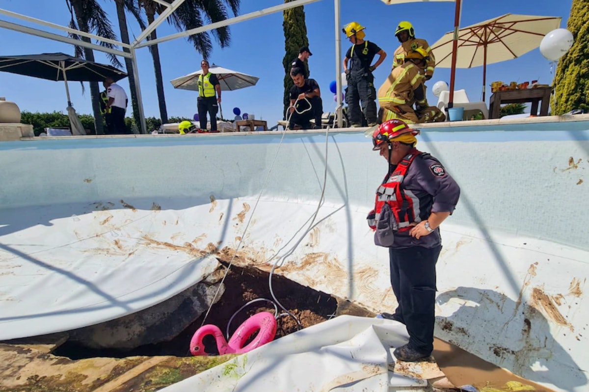 Vinyl Liner Rips As Sinkhole Opens Underneath Swimming Pool, Killing 1 ...